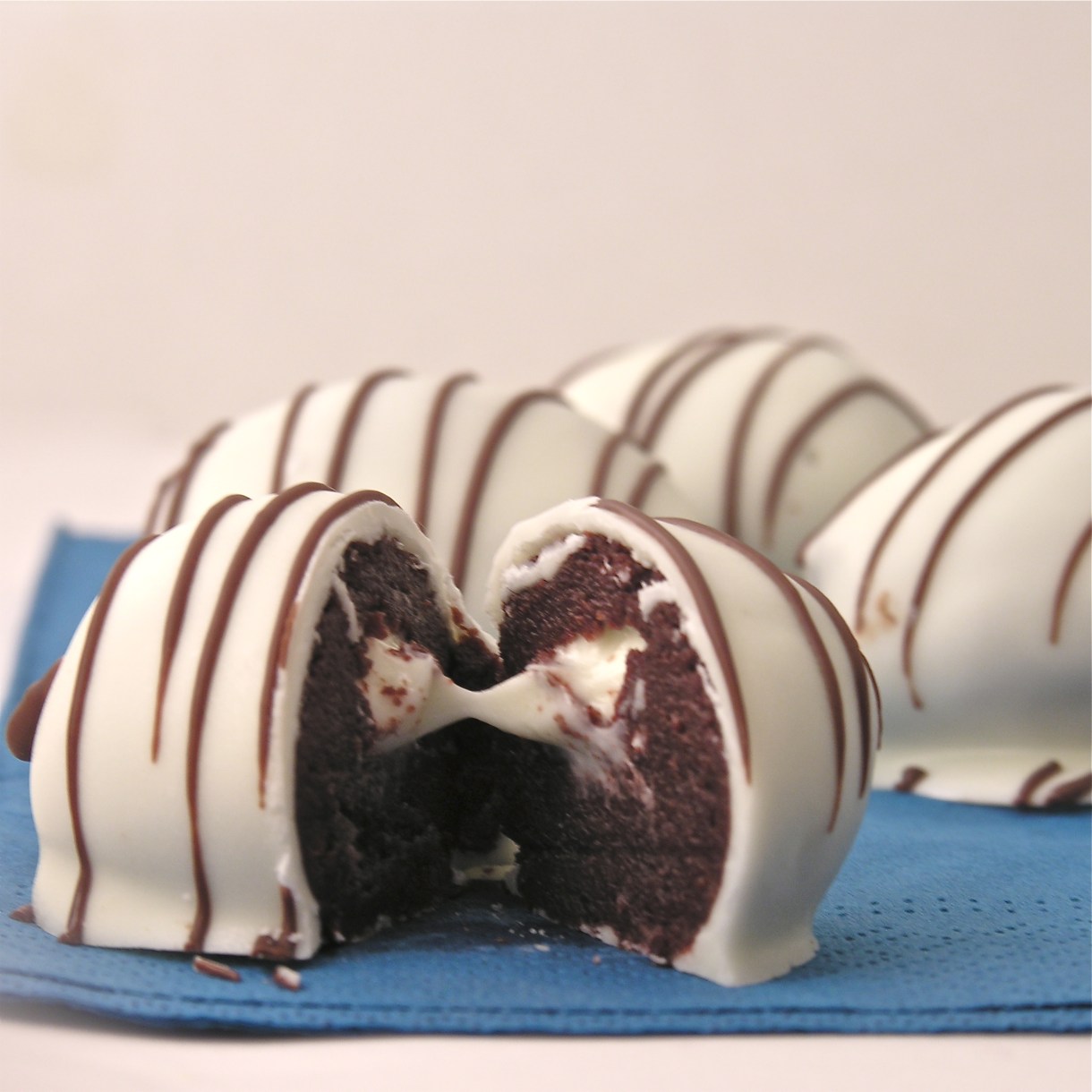 Red Velvet Cake Balls- filled with Cream Cheese Frosting! | EASYBAKED
