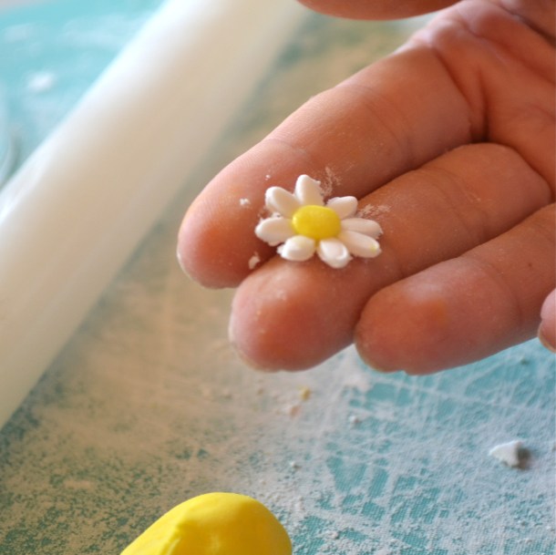 Fondant…how to make it, use it and eat it! | EASYBAKED