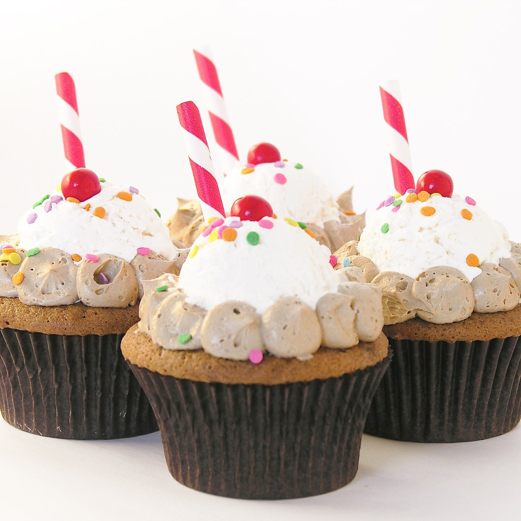 Root Beer Float Cupcakes! | EASYBAKED