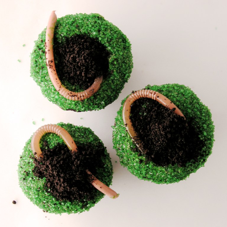 Creepy Earthworm Cupcakes | EASYBAKED