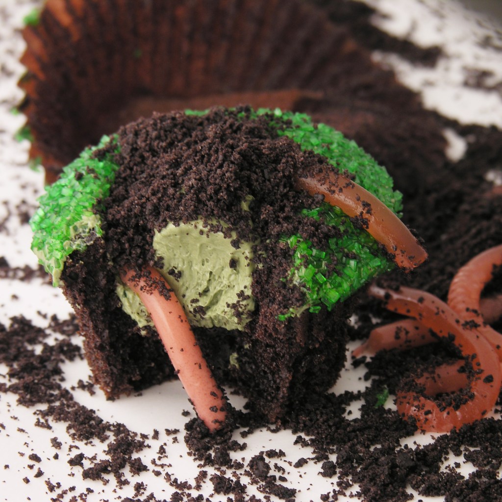 Creepy Earthworm Cupcakes | EASYBAKED