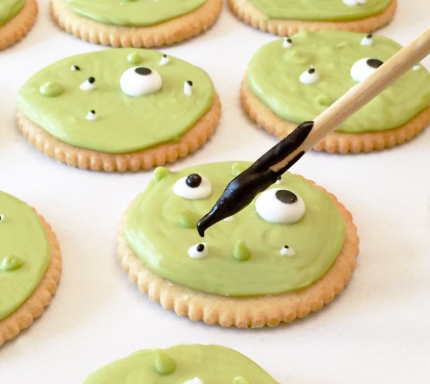 A bowl of eyeball cookies! | EASYBAKED