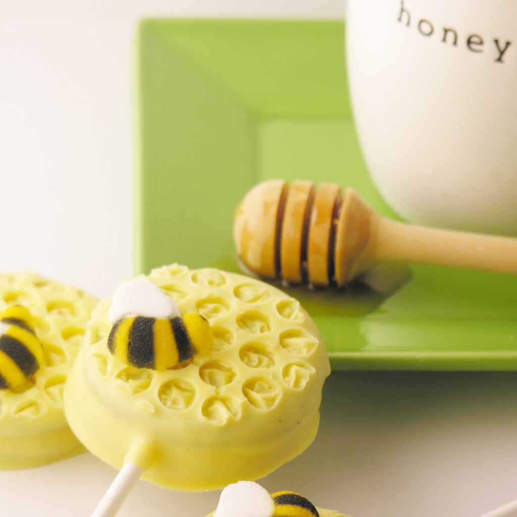Honeycomb Oreo Pops- with Bees! | EASYBAKED
