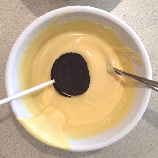 Honeycomb Oreo Pops- with Bees! | EASYBAKED