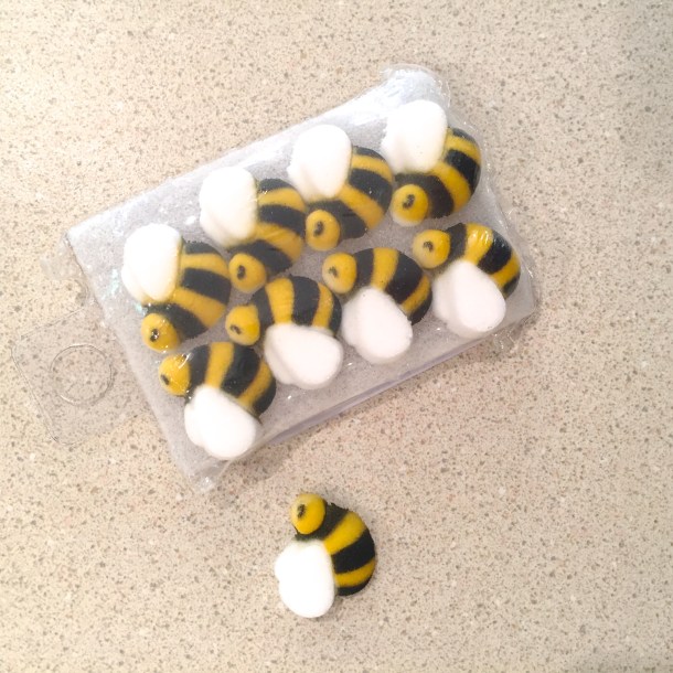 Honeycomb Oreo Pops- with Bees! | EASYBAKED